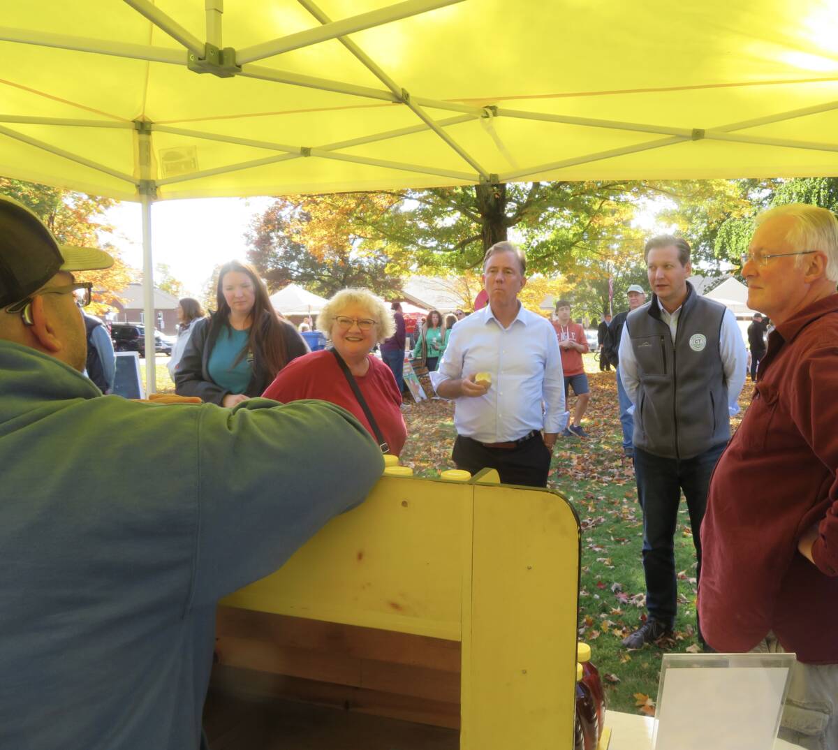 Lamont visits Connecticut’s No. 1 farmers’ market | The Monroe Sun